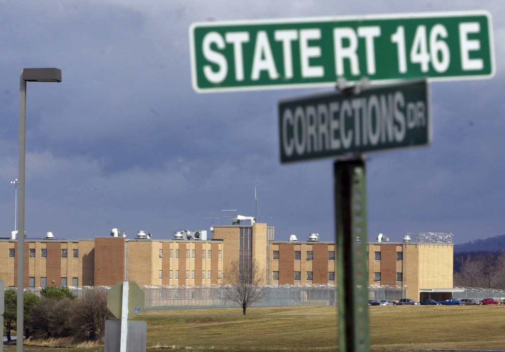 Bill to give ex-offenders access to state-issued IDs goes to Rauner’s desk