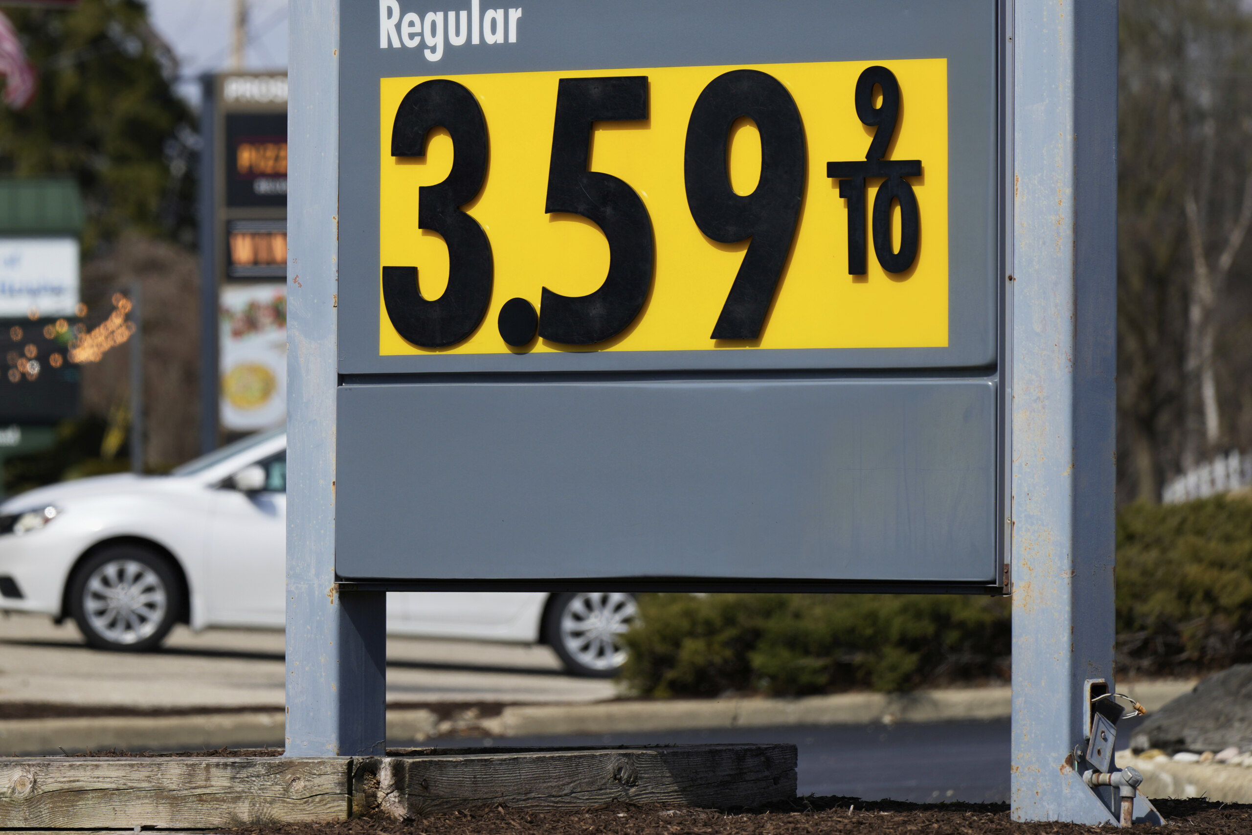 Illinois gas taxes rising in July, but state leaders still want more